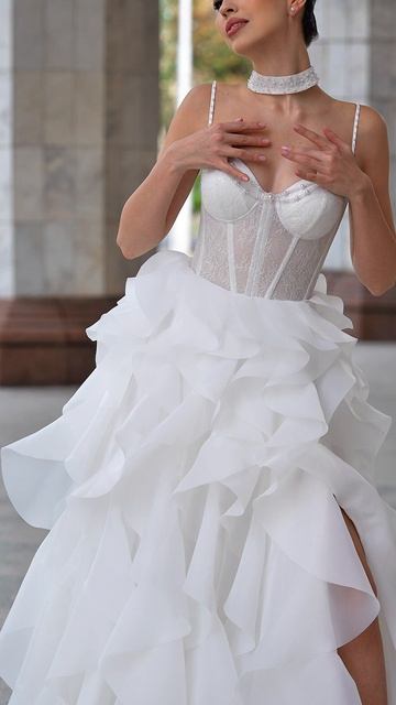 Свадебное платье с воздушной юбкой Иоланда