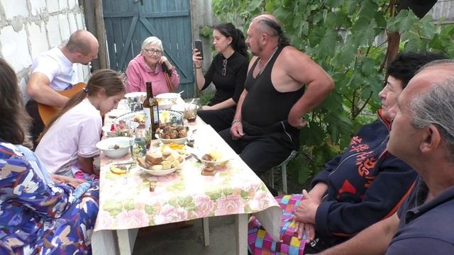 Евгений Бабий играет на гитаре и поёт 24 августа 2025