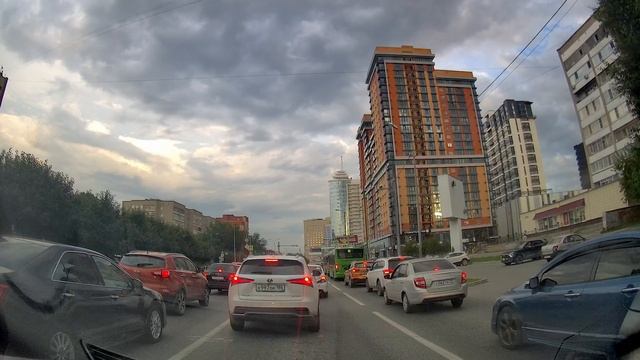 Движение на автомобиле по улицам города Тюмени от набережной на Киевскую