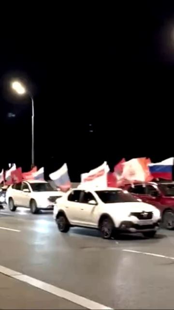 По стране с 1991 года отмечается День Государственного флага России