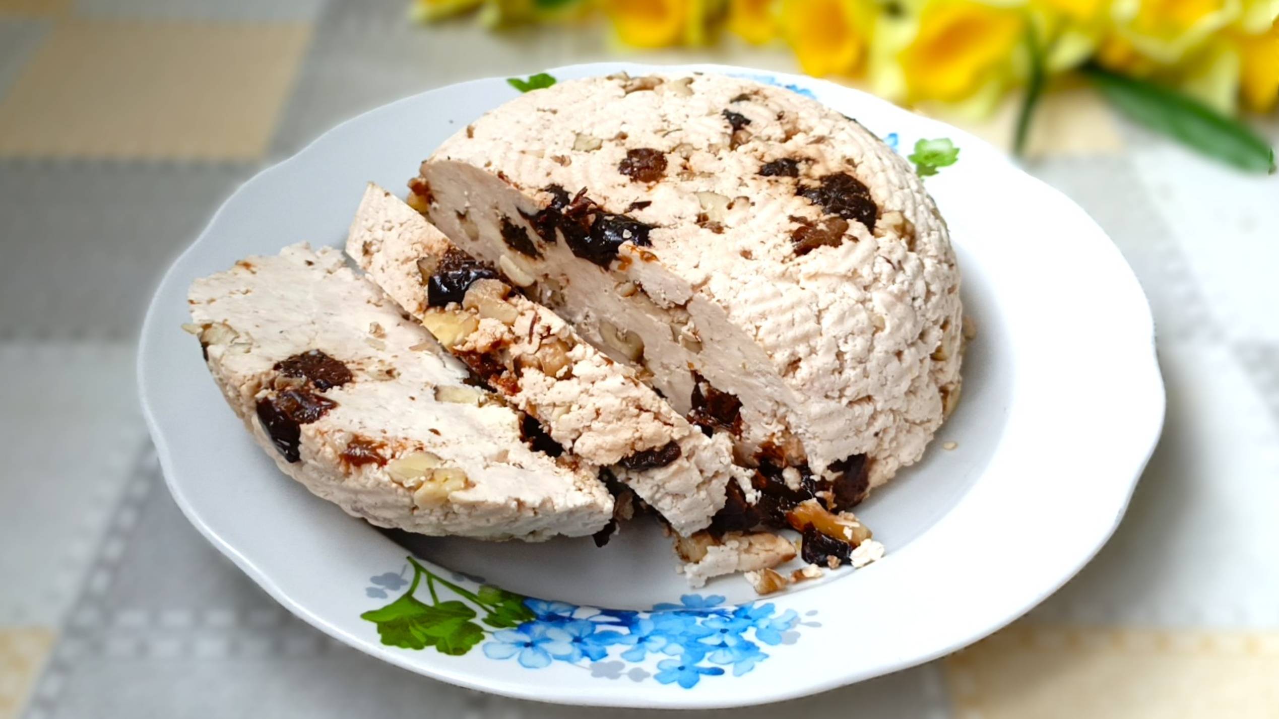 Адыгейский сыр с грецкими орехами и черносливом - простой и вкусный рецепт