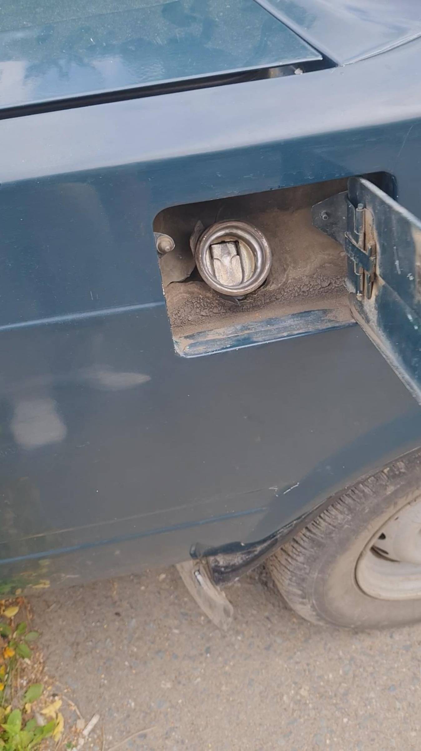 Стали сливать бензин!