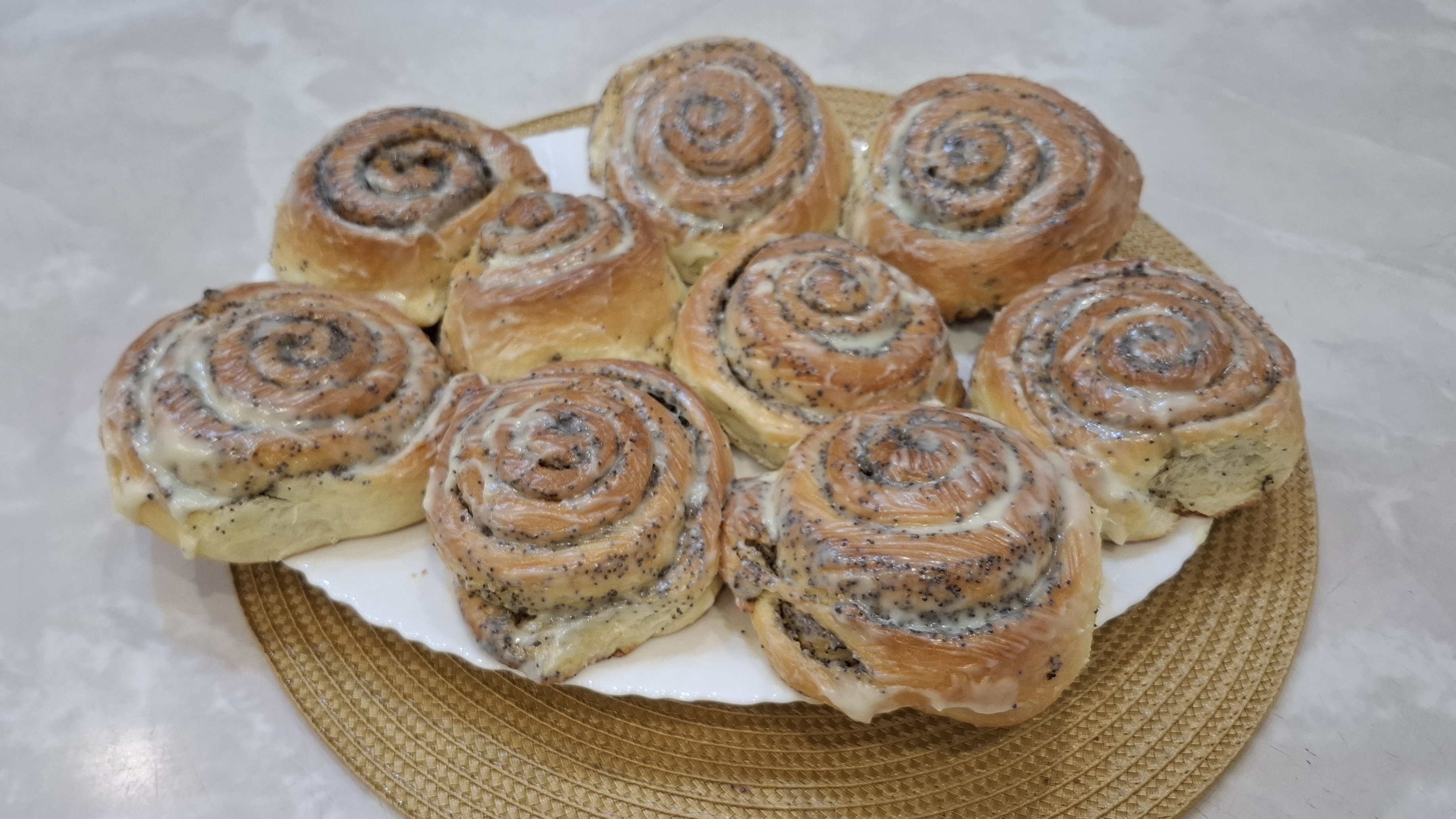 Синнабоны с маком
