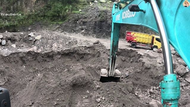 Строительство, экскаватор копает песок