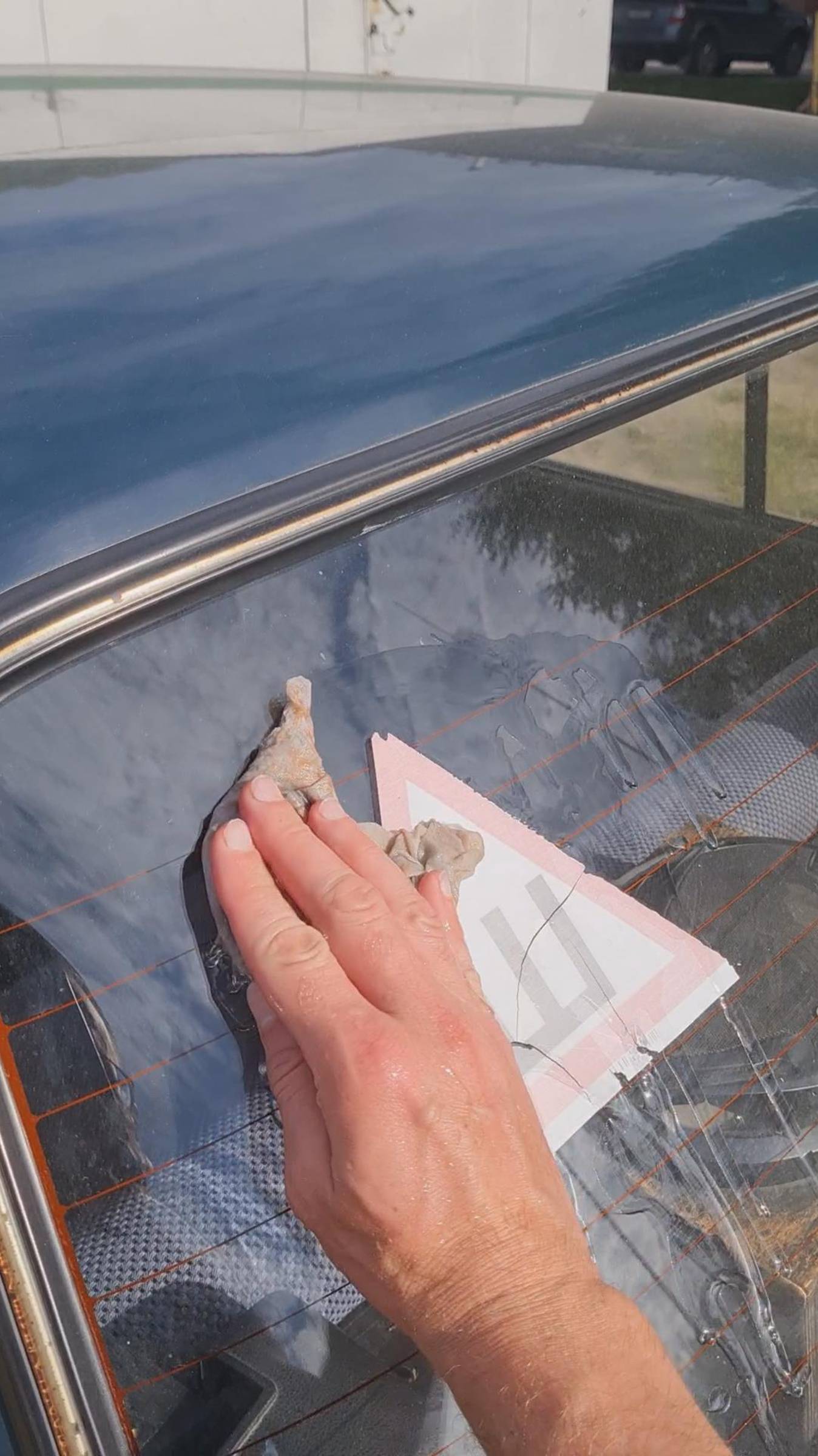 Как легко снять наклейку со стекла авто