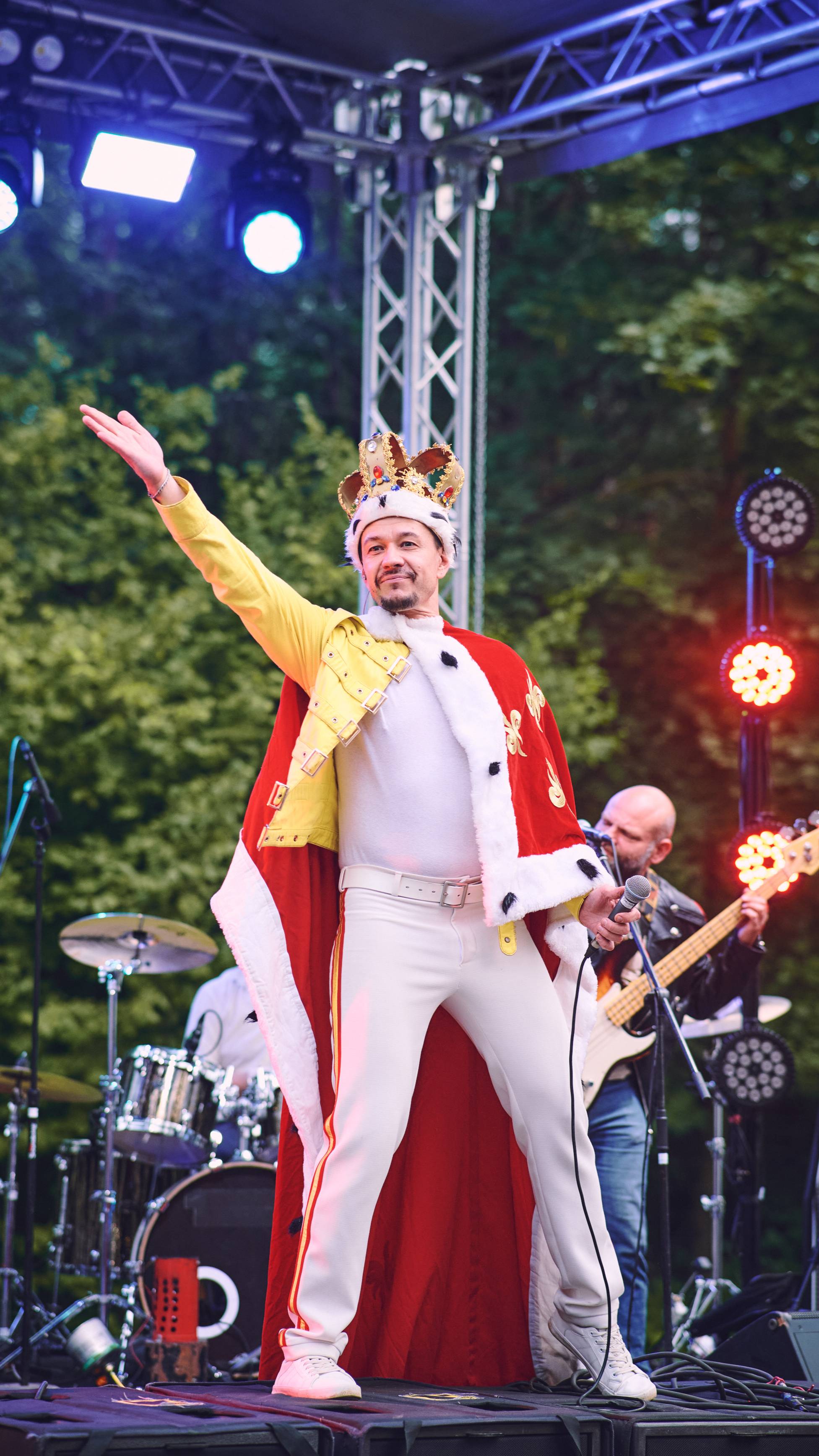 10 We are the Champions -1