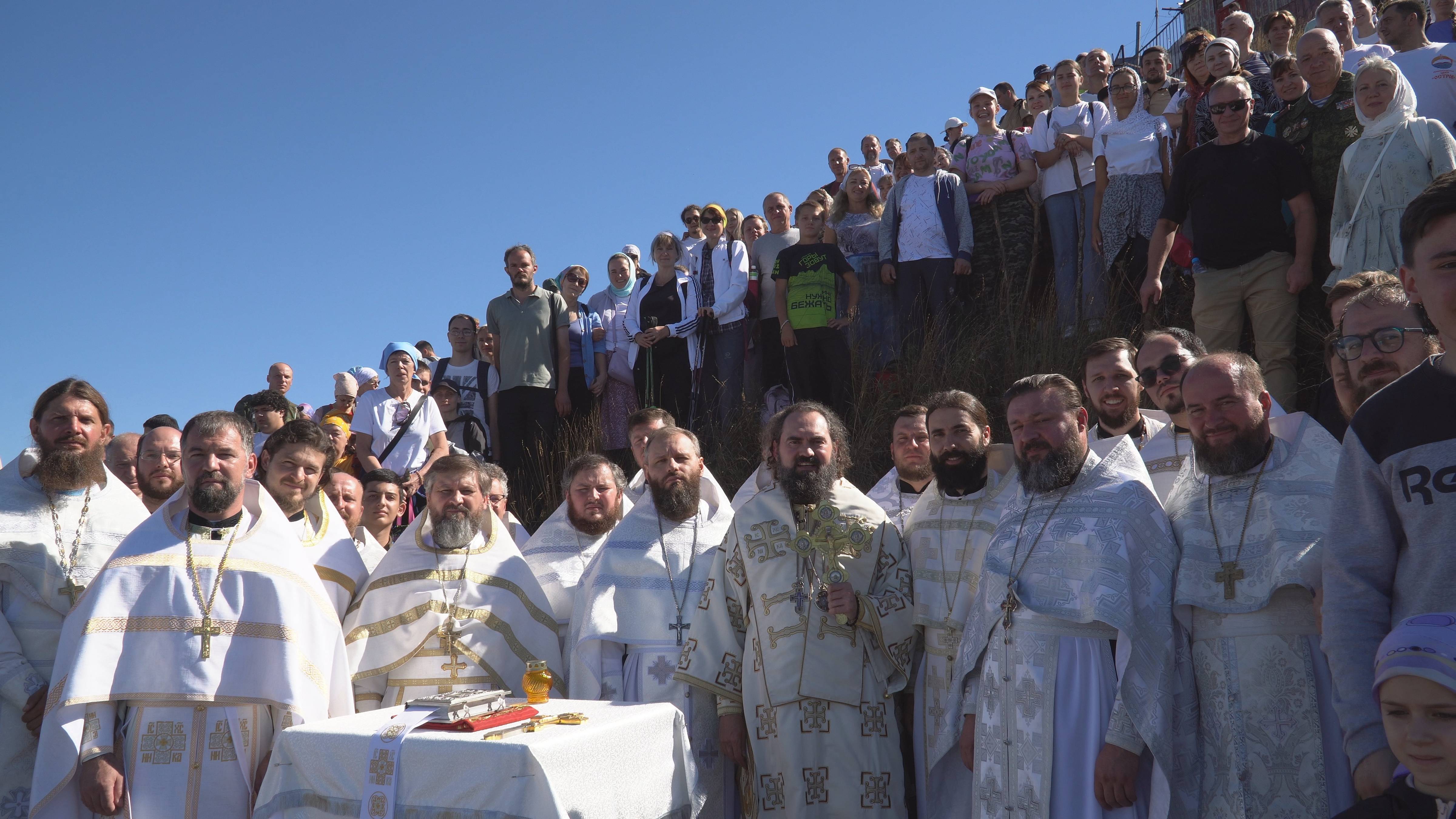 Около 400 человек помолились на вершине Бештау