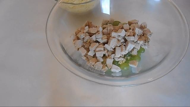 Салат с  сыром, мясом курицы  и виноградом. Очень вкусно!