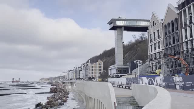 Панорамный лифт на променаде Светлогорска со смотровой площадкой с шикарным видом Балтийского моря.