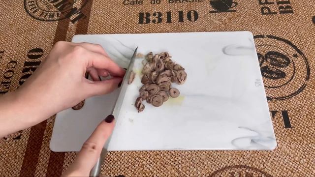 Салат с куриными сердечками, кукурузой, красным луком и яйцами. Очень вкусный!