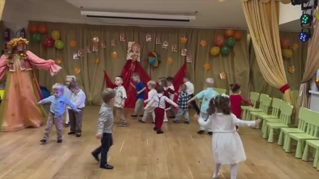 Игра на осеннем утреннике в младшей группе