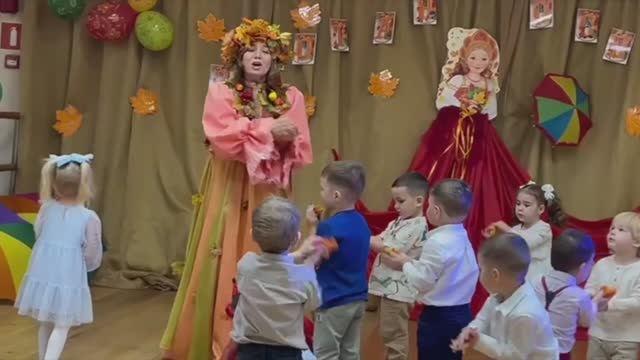 Интерессная игра с осенними листочками младшая группа