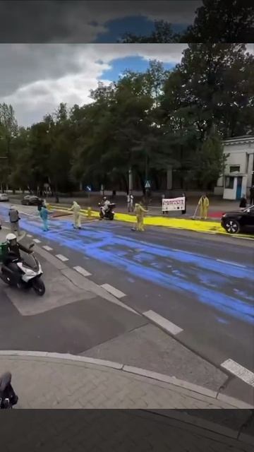 Украинские вандалы в Польше выливают краску на асфальт у российского посольства