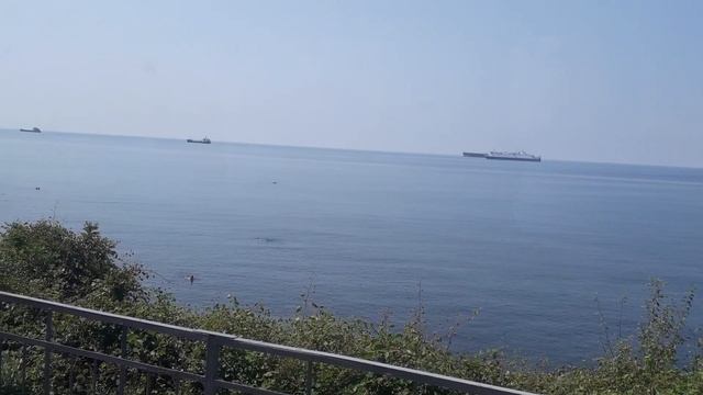 Чёрное море, дельфины, корабли, красотища. Вид из окна электрички Ласточка из Туапсе в Сочи.