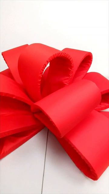 Большой красный бант для эффектного подарка — торжественно и безопасно