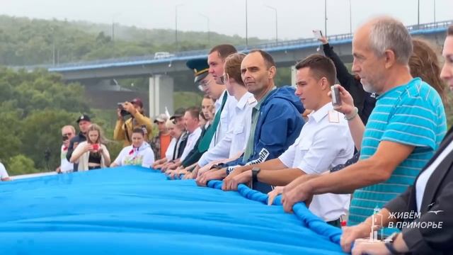 Наш символ, наша сила: приморская столица встретила День Государственного флага России