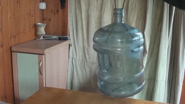 Берегите бутыль из под воды! Очень пригодится!