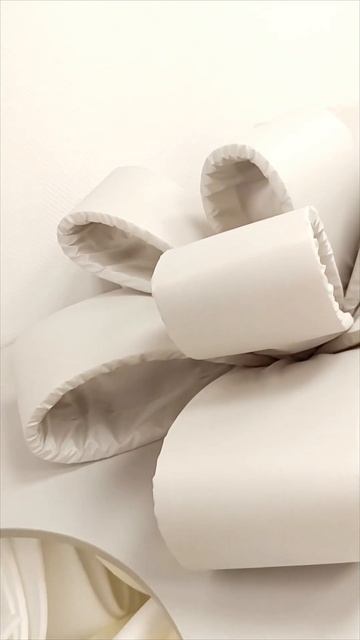 Светло-серый бант на авто 100 см.: стиль, который чувствуется на расстоянии!