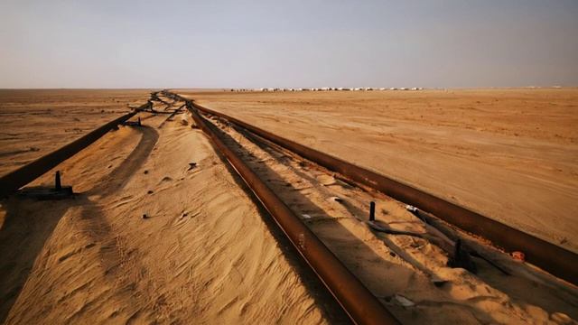 Эффект полета над трубопроводом пустыни.