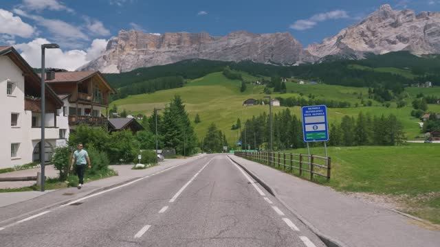 Италия. Поездка в Доломитовых Альпах из Канацеи в Кортина-д'Ампеццо в формате 4К
