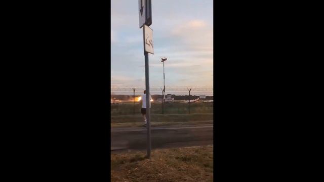 Американский истребитель F-16 упал во время тренировки к авиашоу в Польше.