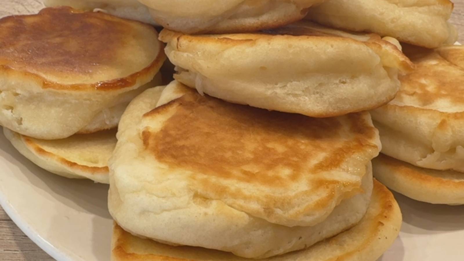 Натер яблоки, смешал и пожарил: вкуснятина на завтрак для всей семьи! Оладьи с Яблоками