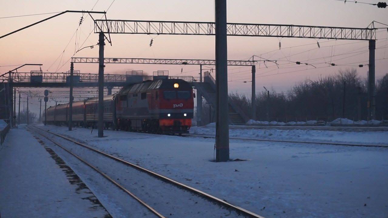 Тепловоз ТЭП70БС-258 с поездом "Восток" и Луна.