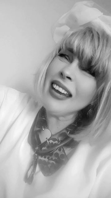🎵 Итальянская страсть, цыганская гитара и душа — всё, что нужно для счастья! 💃❤️  
#песня #тикток