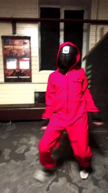 "Чем на самом деле занимаются охранники, после игры" Игра в кальмара #Shorts