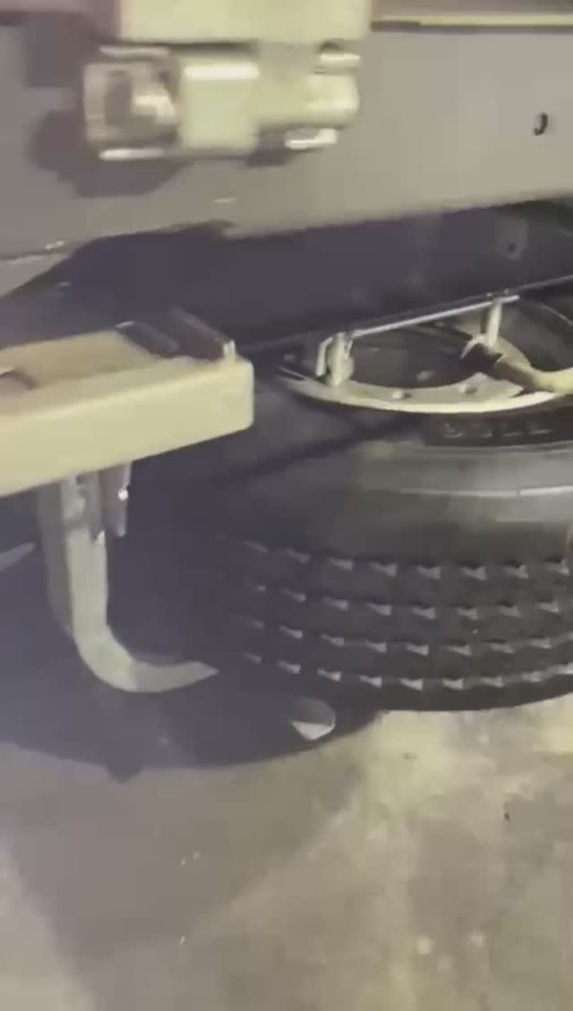 Уcтановка корзины MT900083Z запасных колес SCHMITZ