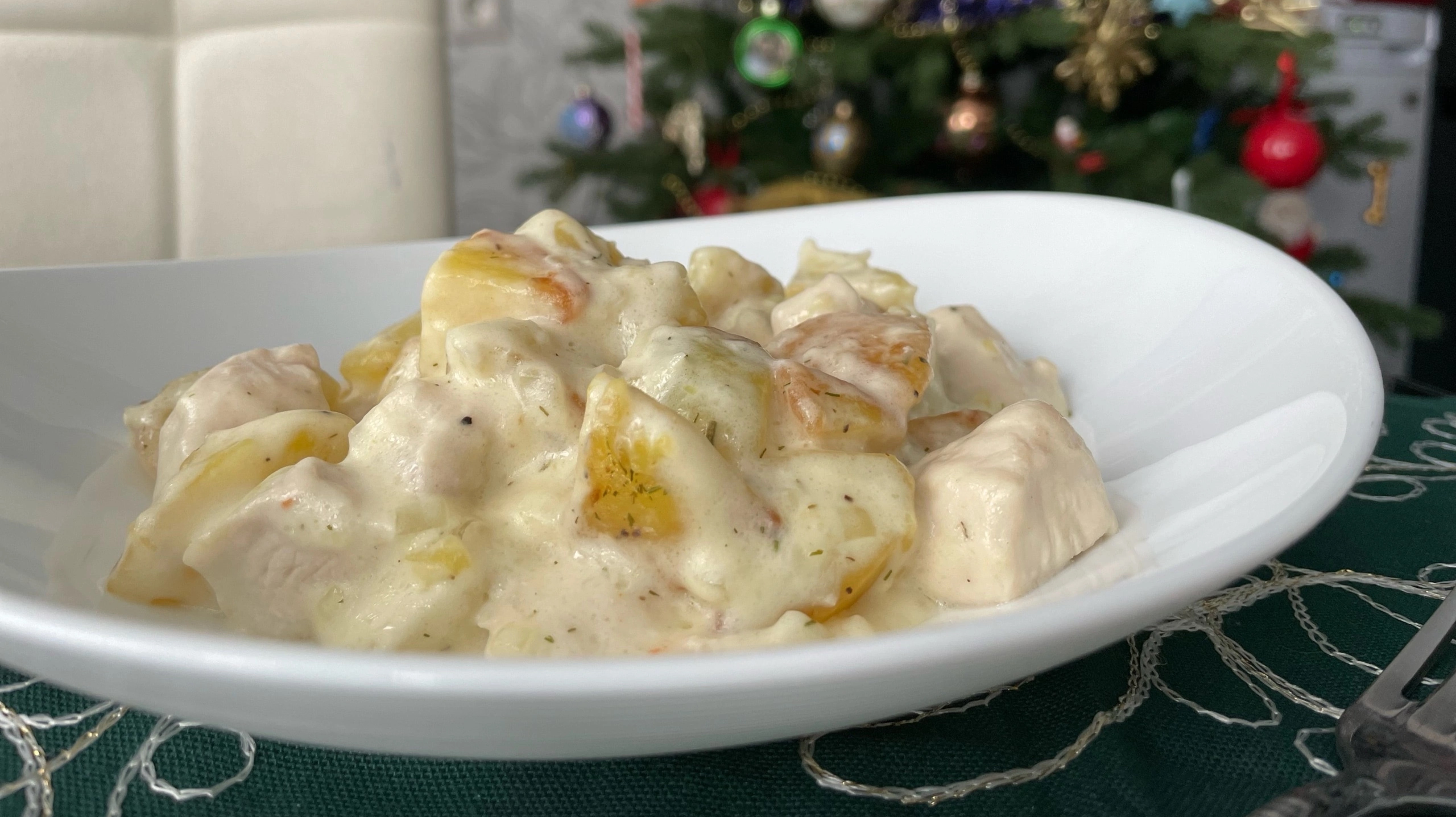 Жаркое с курицей на сковороде с соусом бешамель