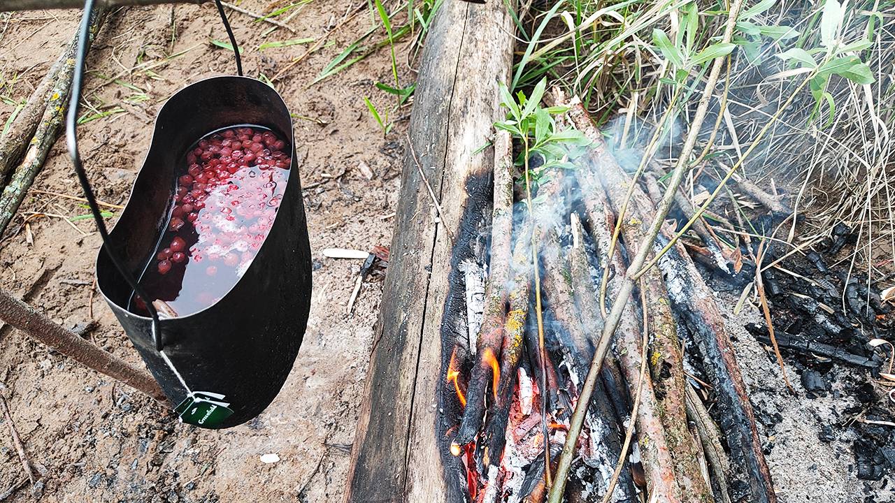 Рыбалка на Вятке. Отличная рыбалка, жареная картошка с белыми грибами на костре, чай с брусникой.