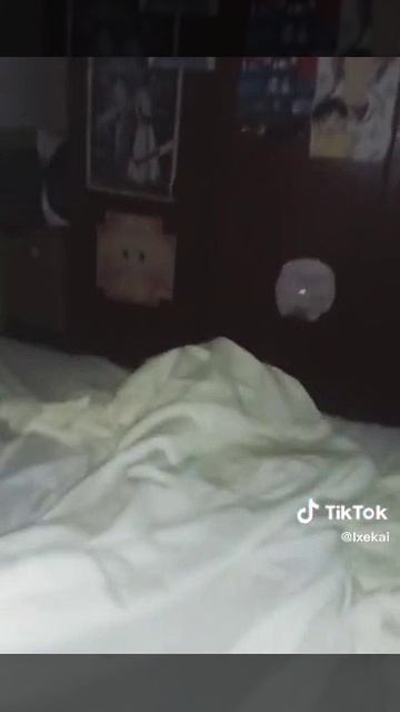 Кто-то заглядывает вам ночь в комнату, ваши действия?