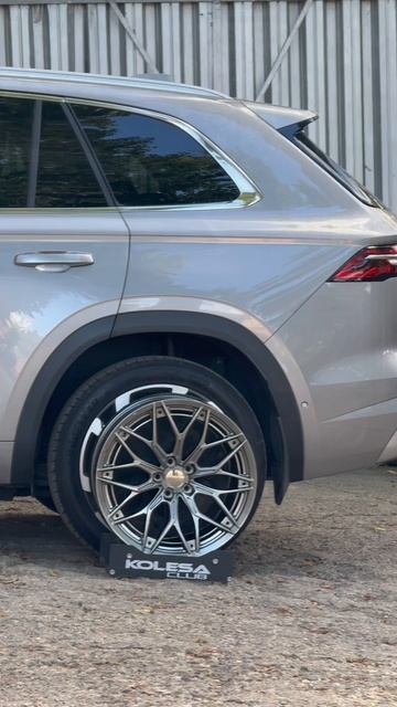 Geely Monjaro на примерке дисков в 19-ом диаметре