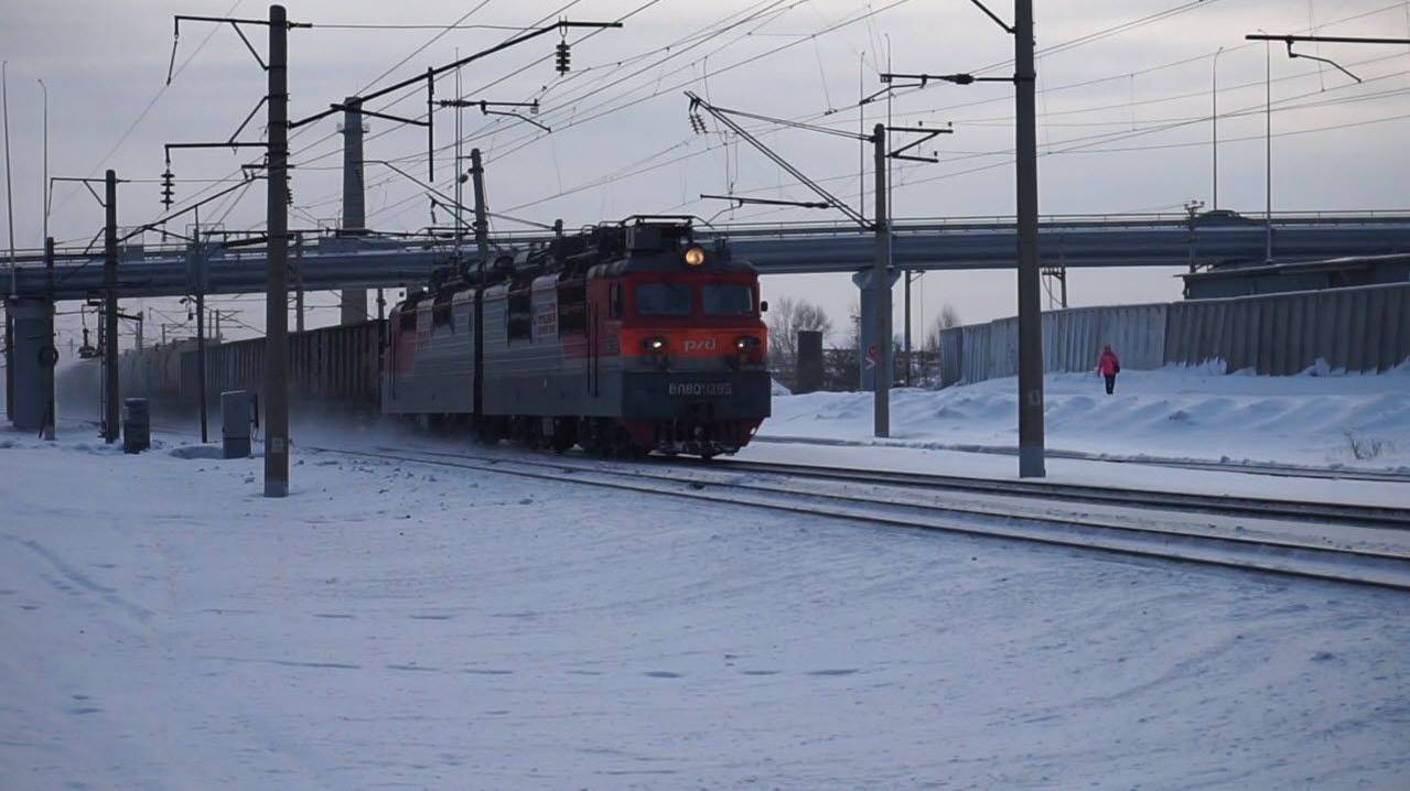 Электровоз ВЛ80С-1295 с коротким составом.