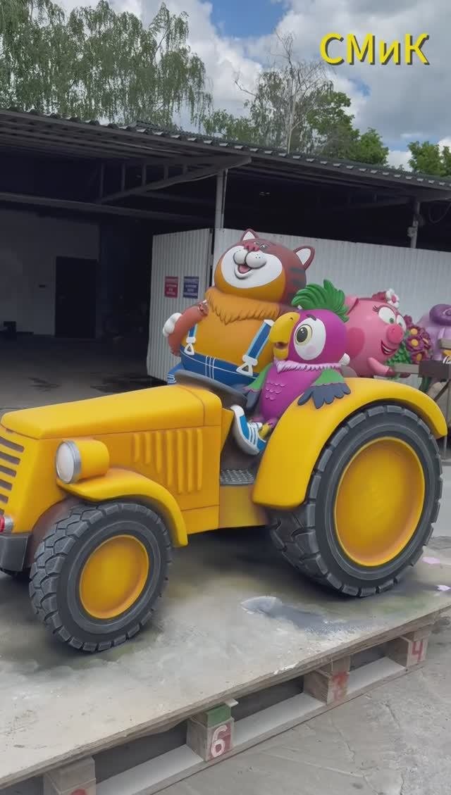 Скульптура для детской площадки «Кеша на тракторе»