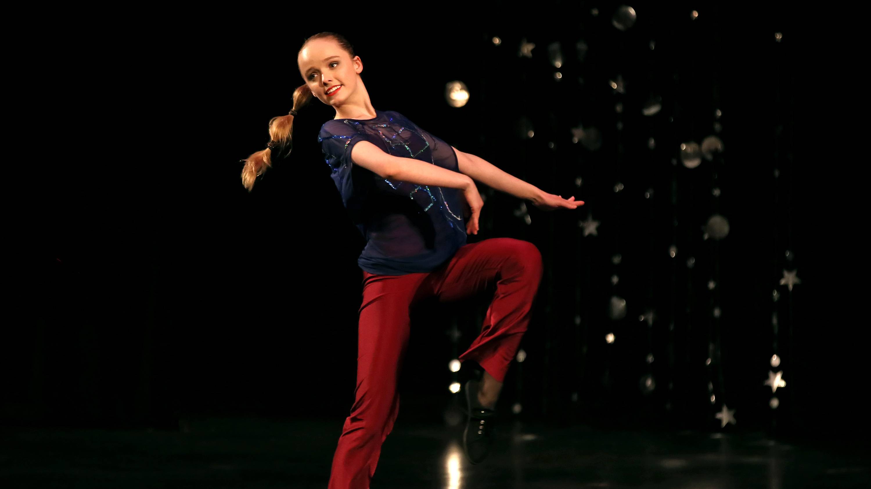 «В СОВРЕМЕННЫХ РИТМАХ», Ансамбль "Школьные годы". "IN MODERN RHYTHMS", Ensemble "School Years".