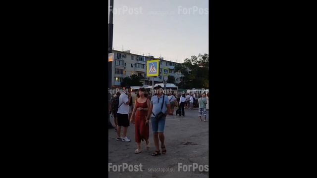 В Севастополе в воскресенье вечером на площади Захарова собирались толпы пассажиров