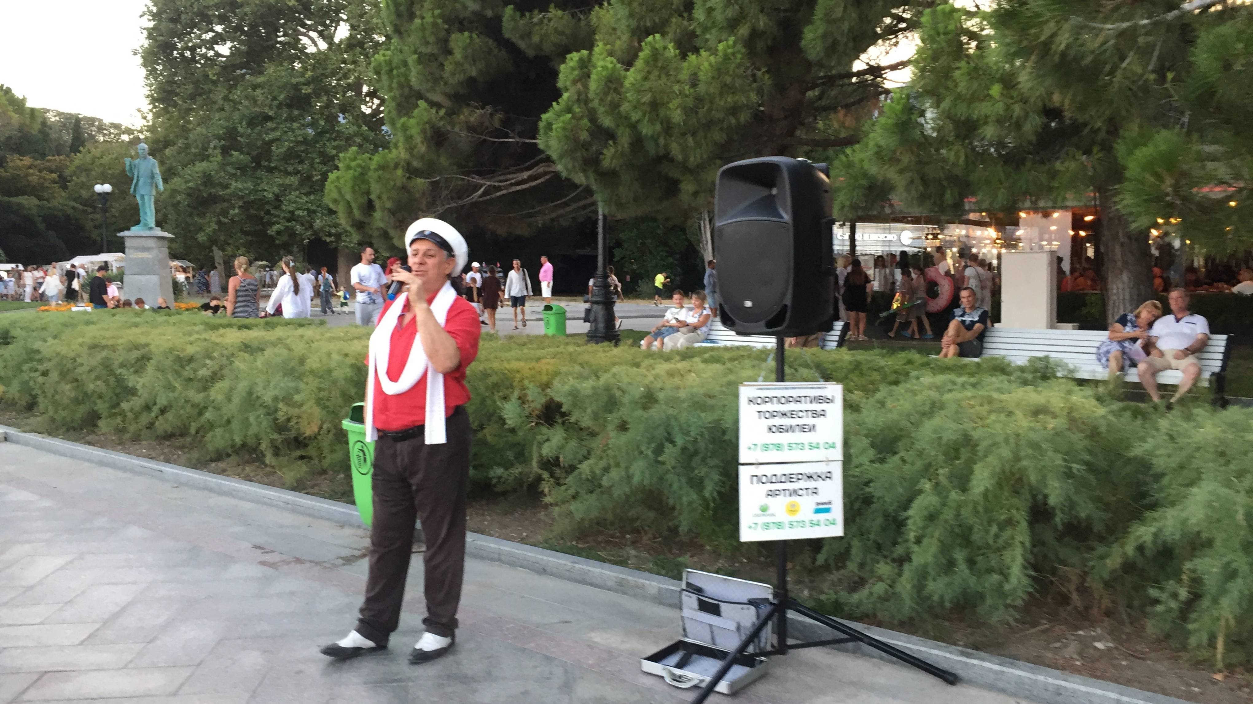 Вечерняя Ялта.  Все отдыхающие здесь. Набережная имени Ленина в Ялте. Отдых в Крыму. Путешествие