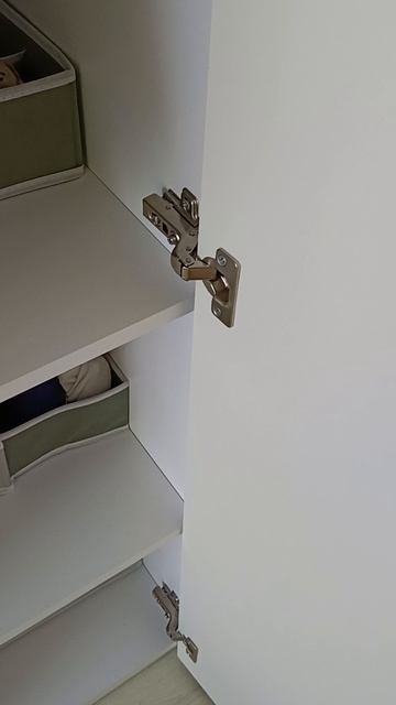 Что же тут не так ?))))) Сборка шкафа в спальне, угар. Клиентка пыталась сама и не поняла прикол.