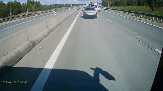 Водитель автобуса спокойно ехал в левой полосе, пока туда не перестроился фольсваген!