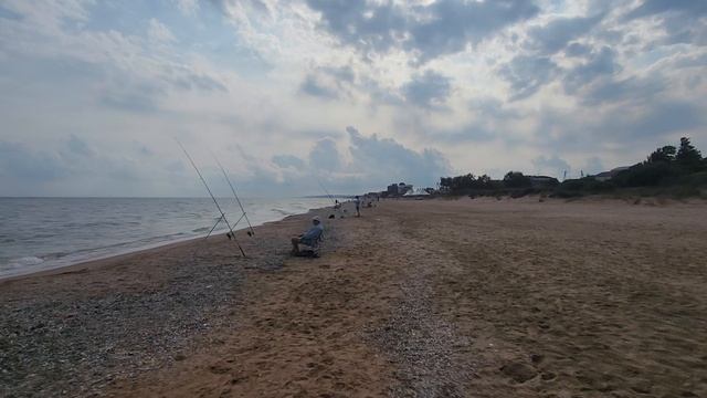 Азовское море сентябрь. Медуз мало, рыбаков много.
