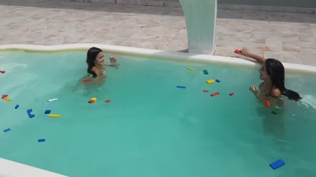 Кто больше соберёт кубиков в бассейне