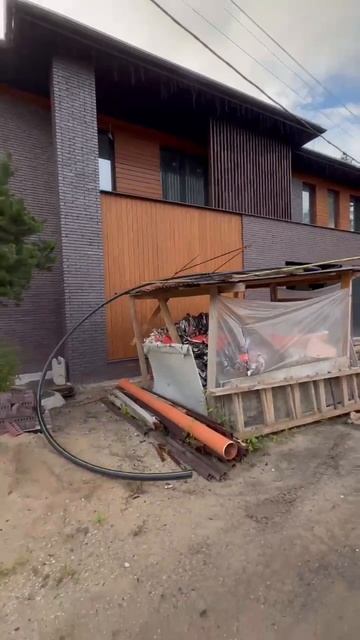 Алюмокомпозит на фасаде кирпичного дома