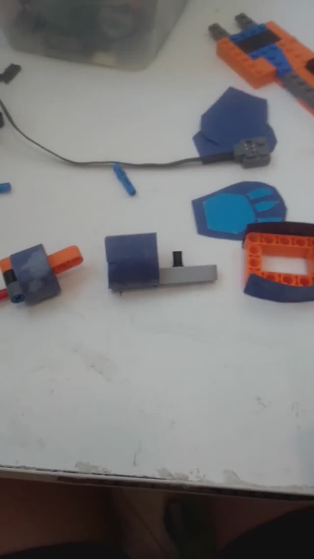 я начинаю обшивать руки Бон бона.