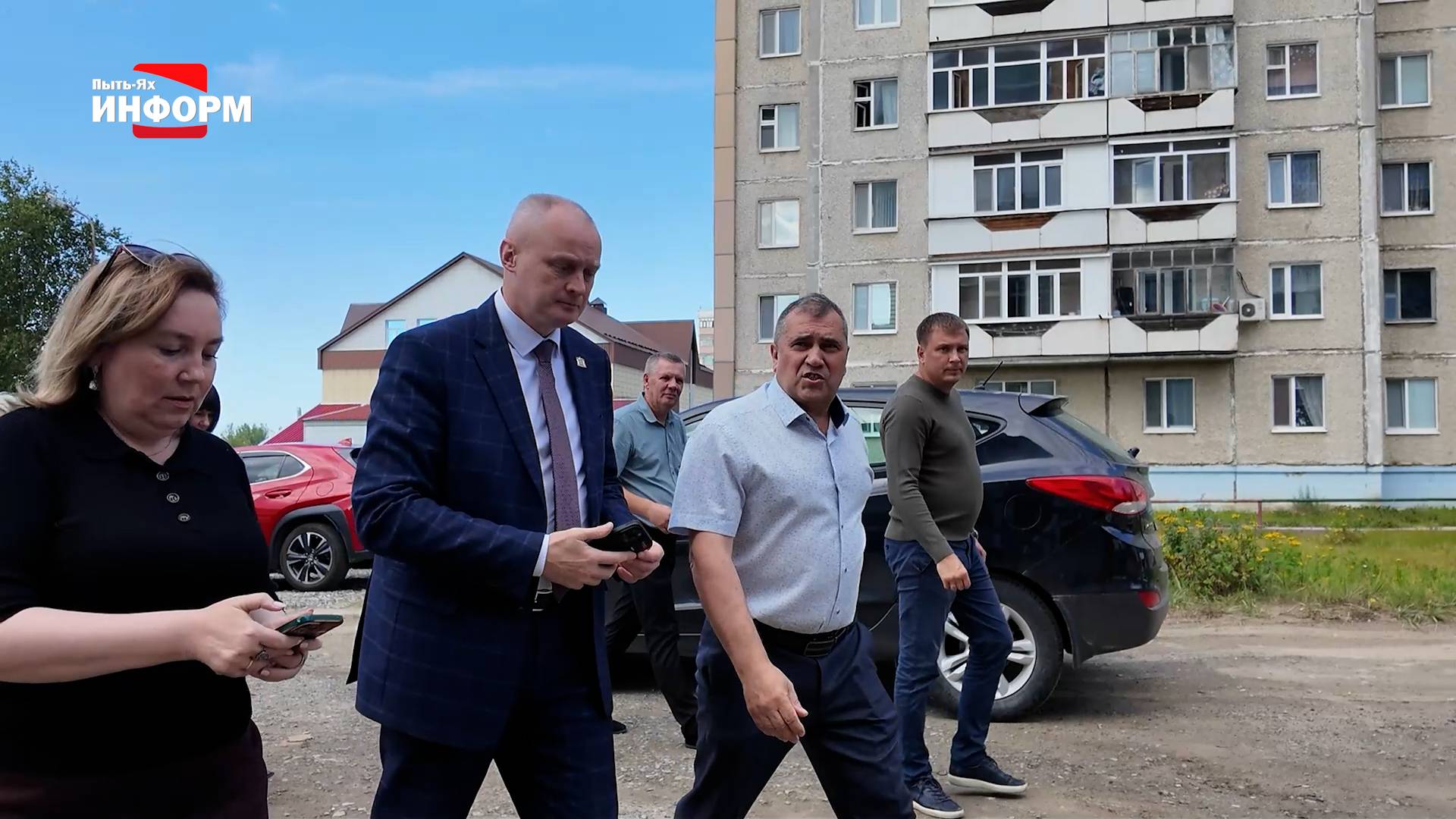 Глава города провел рабочую встречу у проблемного двора в 5 мкр