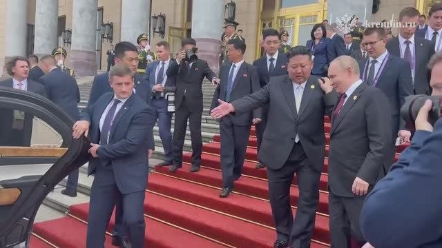 После торжественного приёма Владимир Путин и Лидер КНДР Ким Чен Ын отправились на переговоры, 03.09