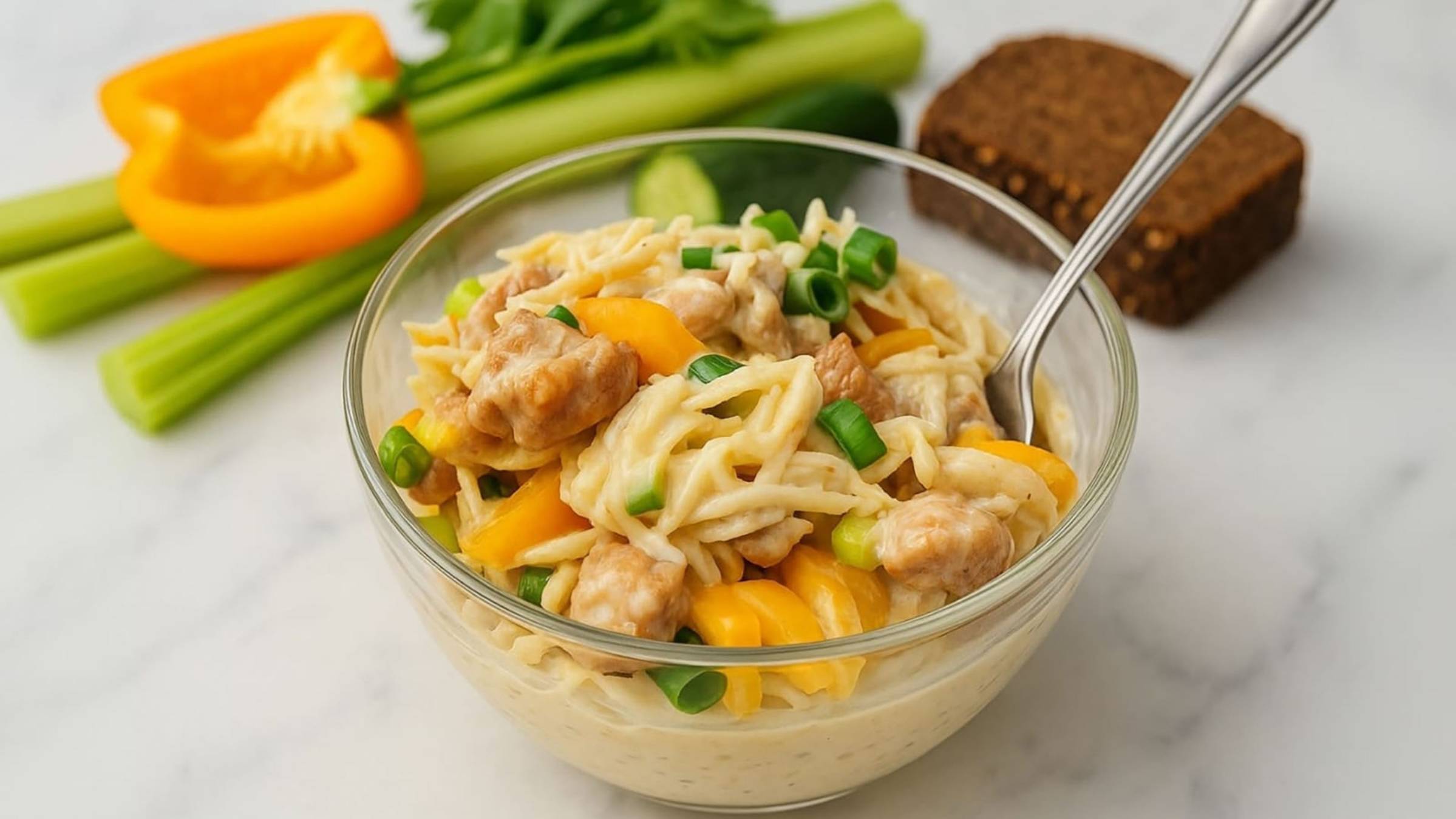Сочный салат с курицей и сельдереем: хрустящая свежесть.