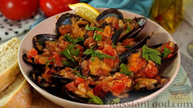 Кушанье с "посудой" с морского дна. МИДИИ С ВИНОМ, ПОМИДОРАМИ И ФЕТОЙ