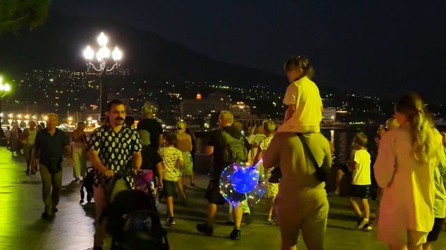 САКСОФОНИСТ НА НАБЕРЕЖНОЙ ЯЛТЫ  .Жизнь на море / Крым